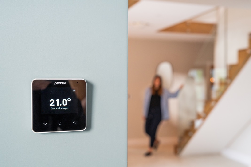 Passiv UK unveils smart thermostat for heat pump control at Installer ...